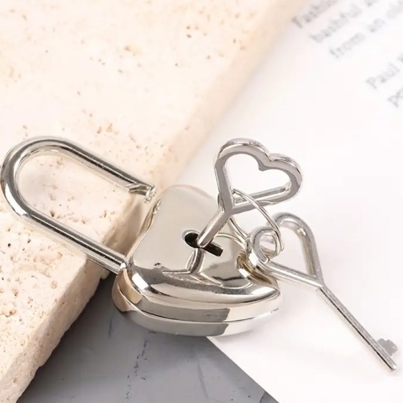 Source Unknown | Accessories | Silver Puffed Heart Lock 98x 49 New In ...